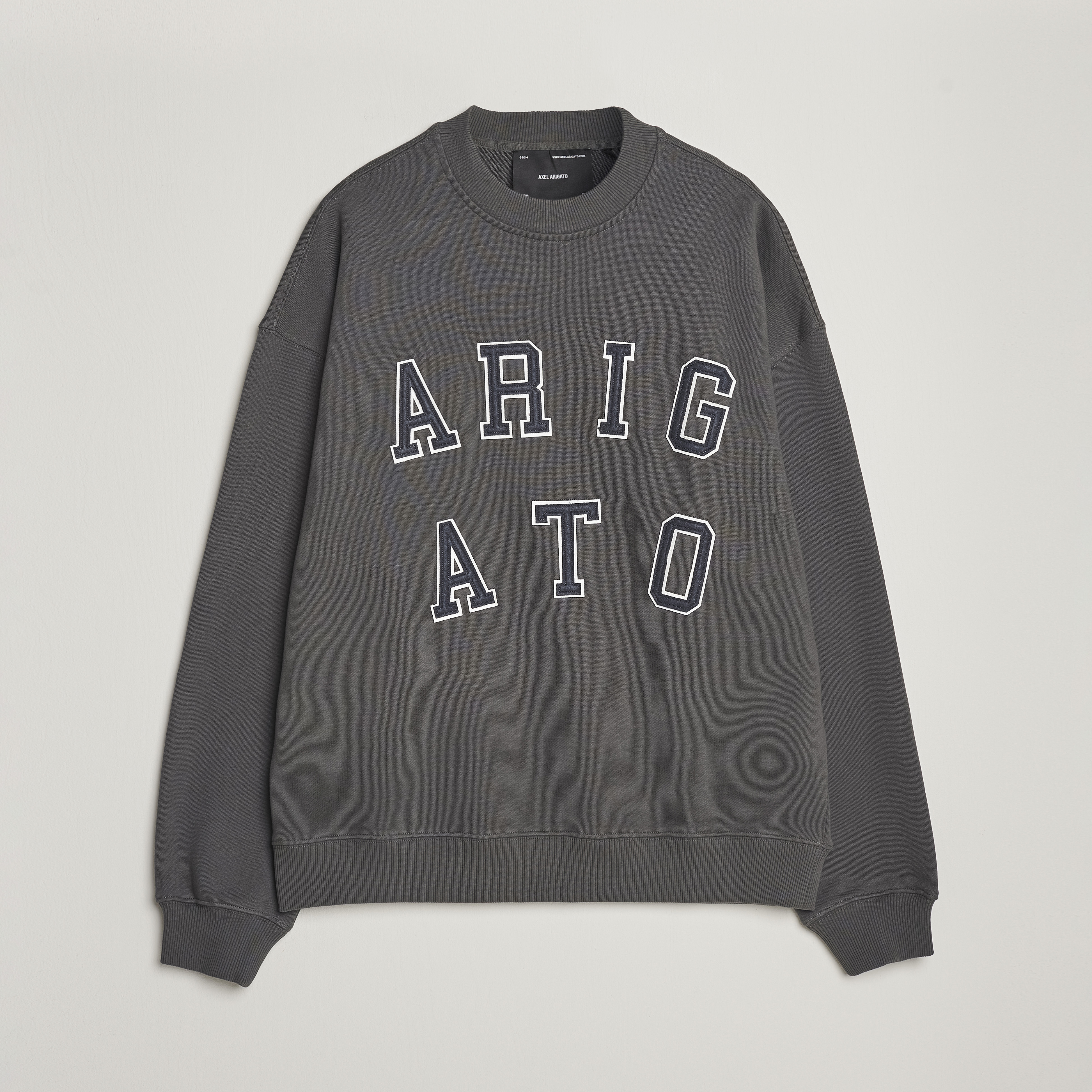 Axel Arigato Legend Crew Neck Sweatshirt Faded Black hos CareOfCarl.no
