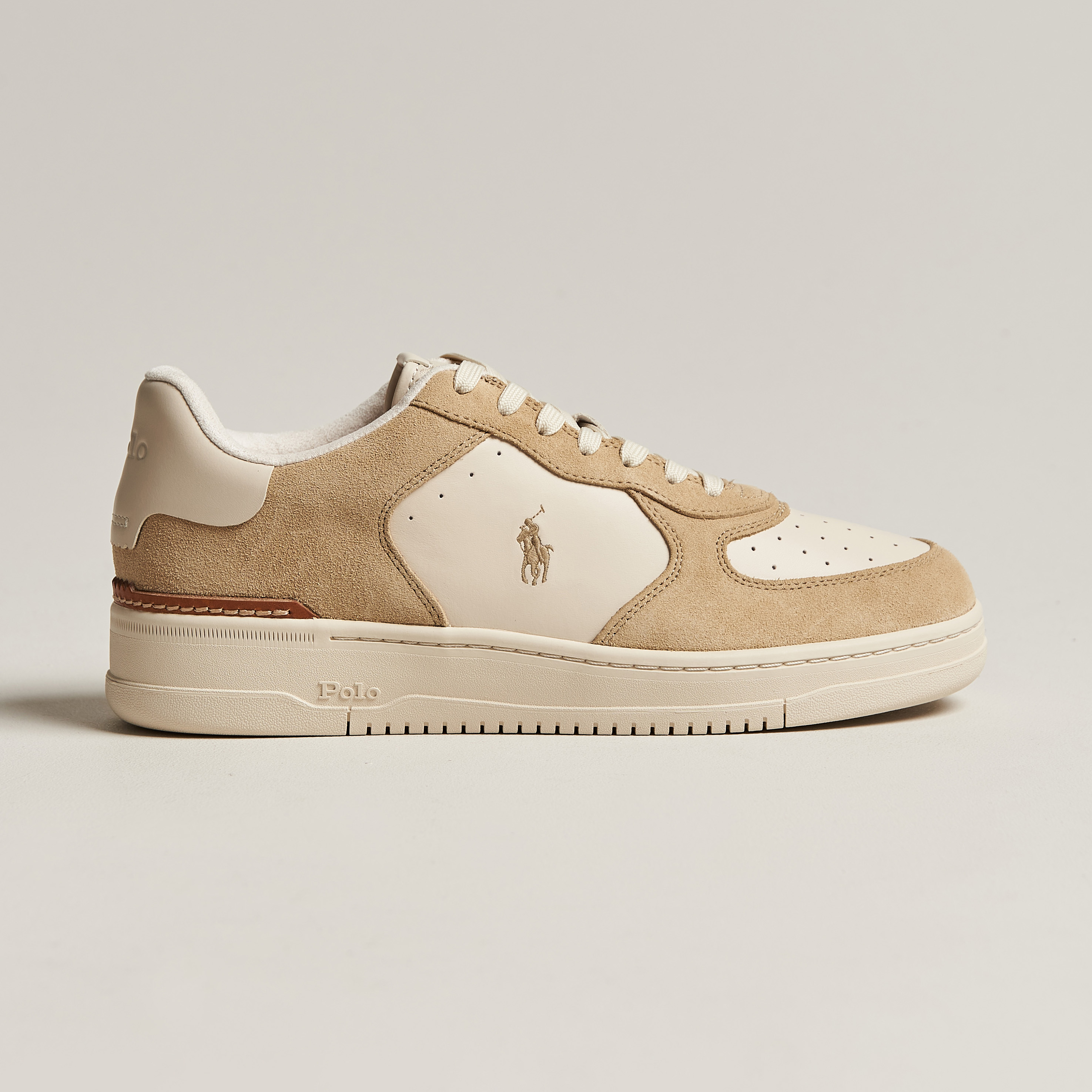 Polo Ralph Lauren Masters Court Suede Sneaker Bone/Ecru hos CareOfCarl.no