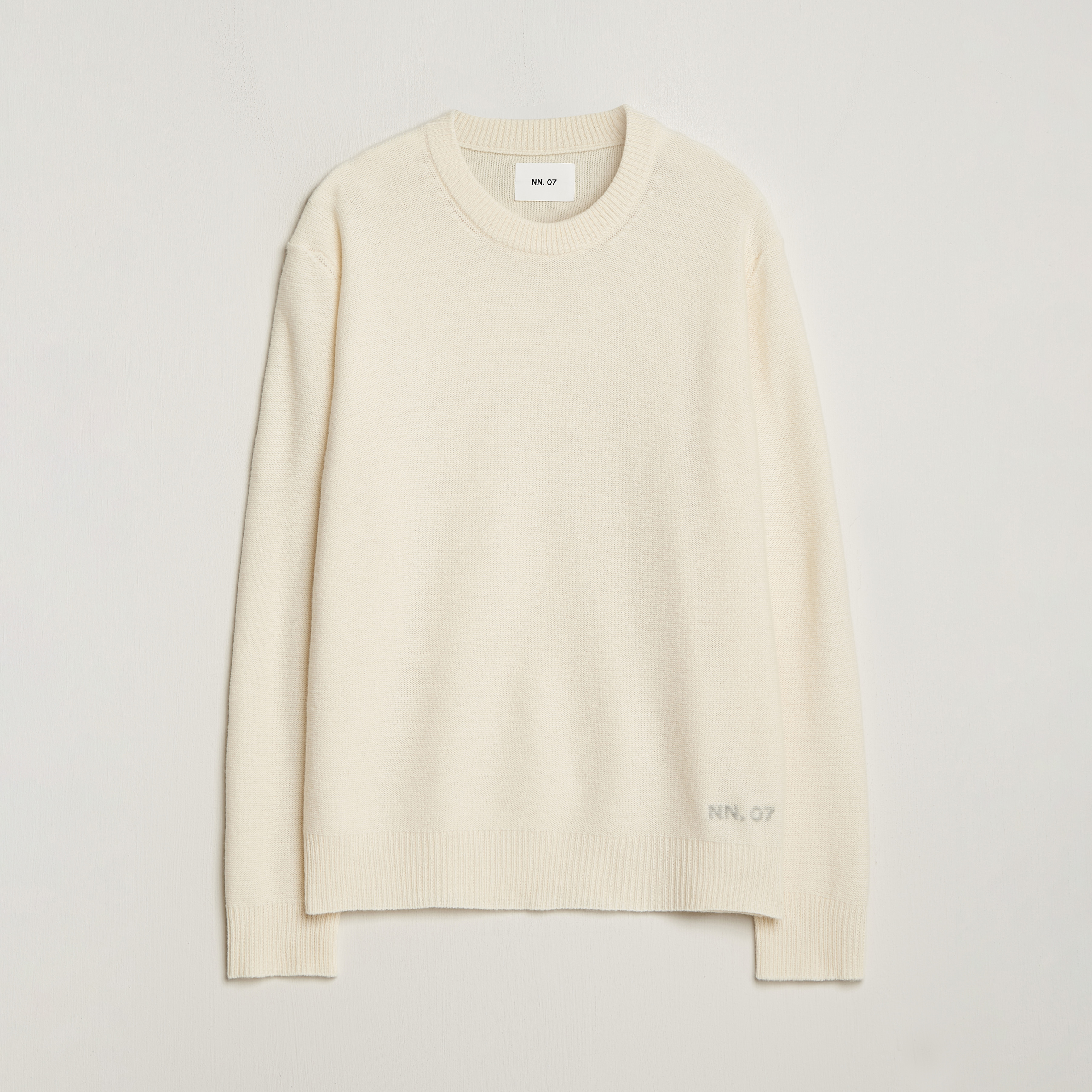 NN07 Nigel Lambswool Knitted Crew Neck Ecru hos CareOfCarl.no