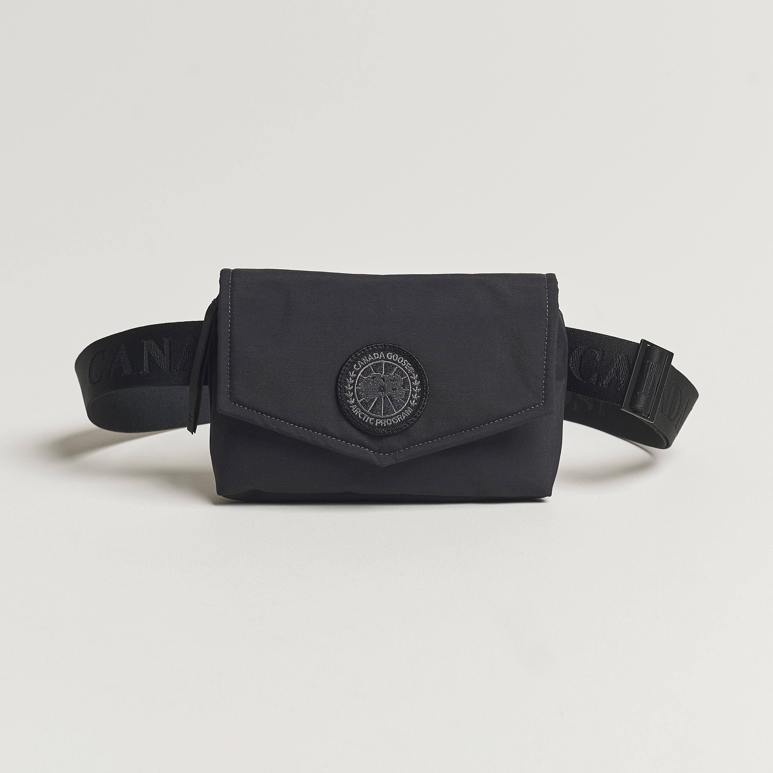 Canada Goose Mini Waist Pack Black hos CareOfCarl.no
