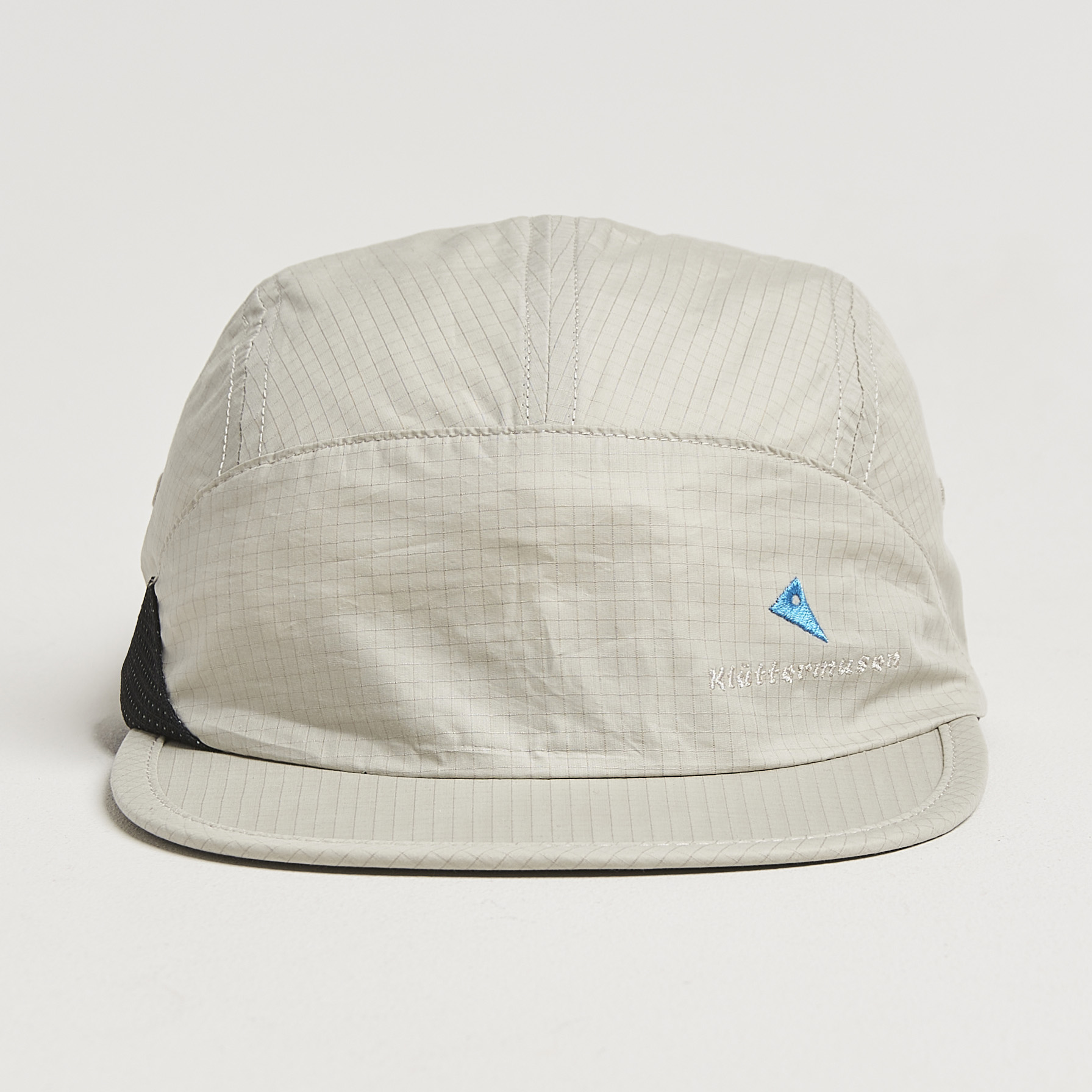 Klättermusen Ansur Five Panel Cap Dove Raven hos CareOfCarl.no