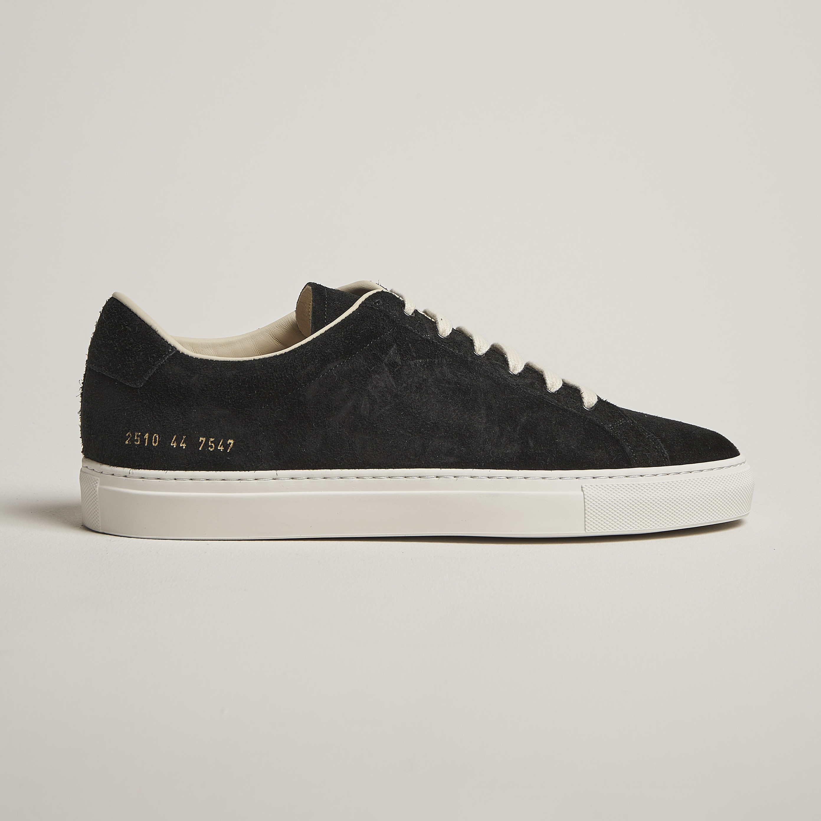 Common Projects Achilles Sport Suede Sneaker Black hos CareOfCarl.no