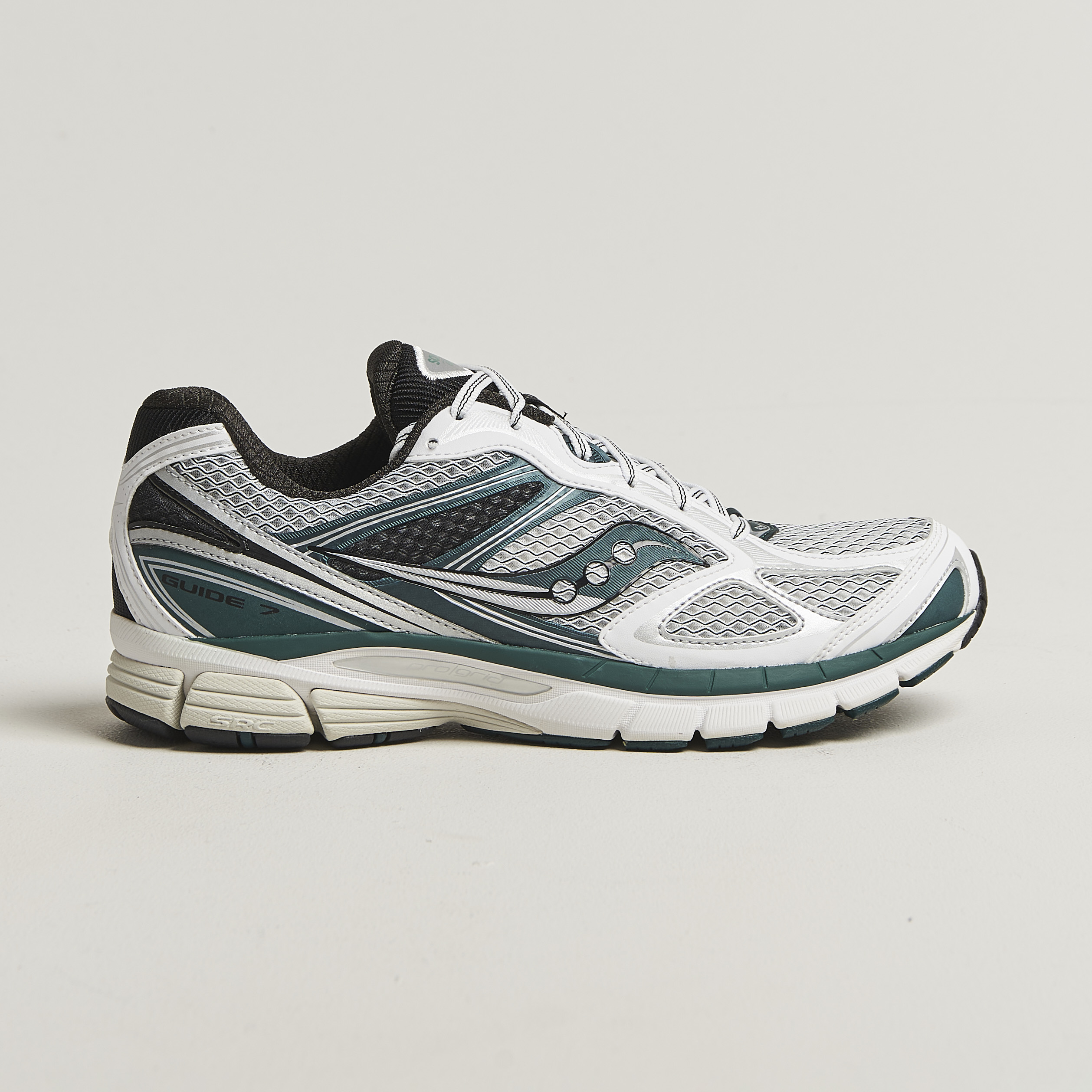 Saucony Guide 7 Running Sneaker White/Pine hos CareOfCarl.no