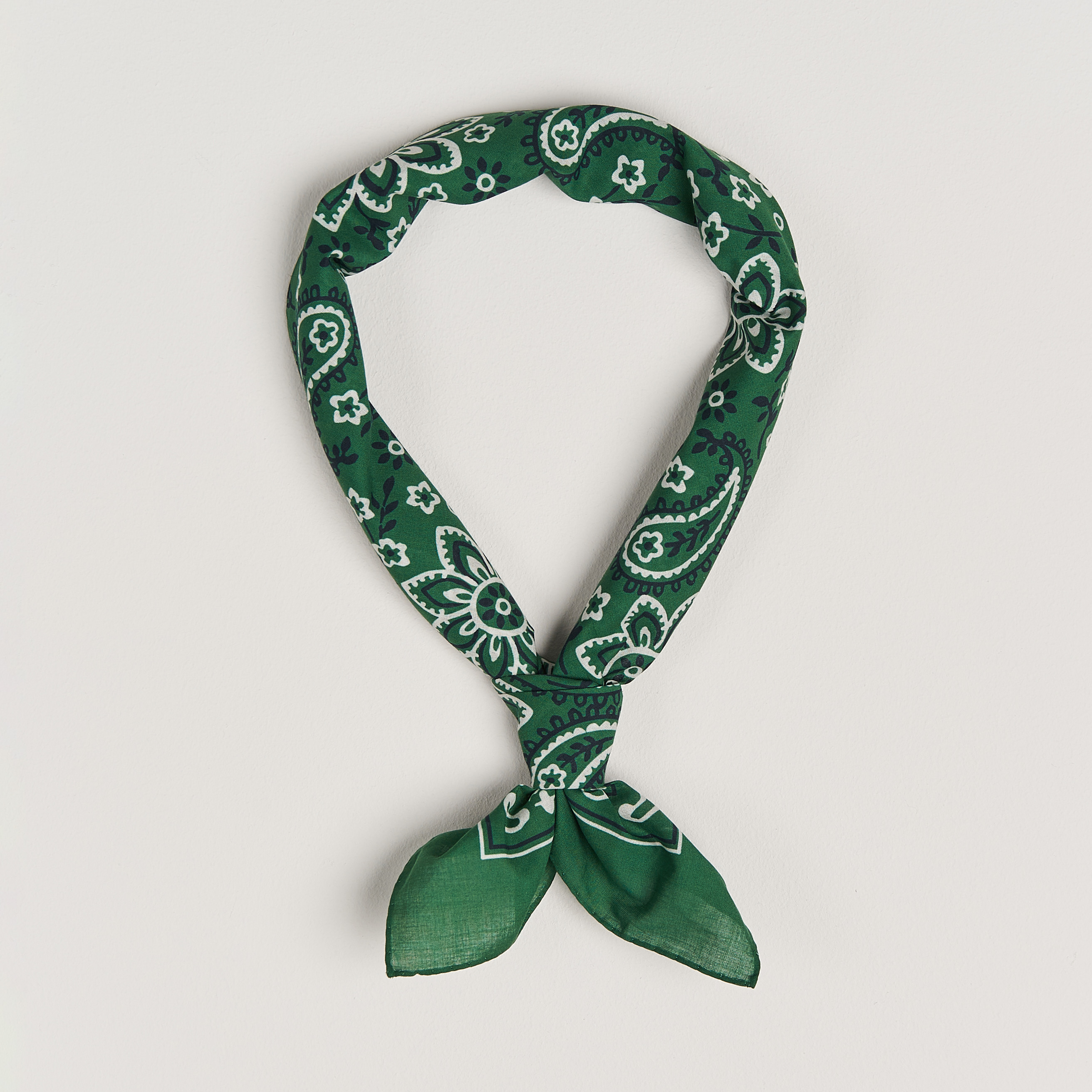 Drake's Classic Paisley Bandana Green hos CareOfCarl.no