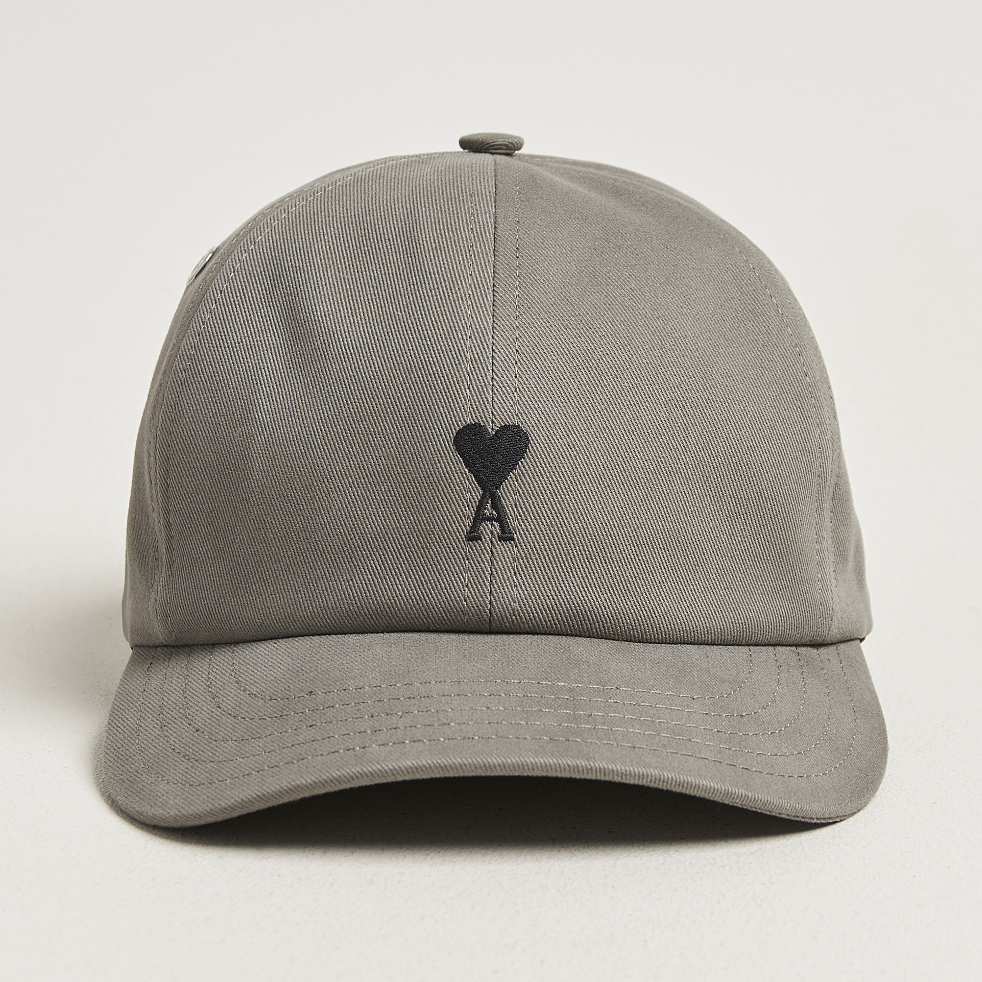 AMI Black Heart Logo Cap Carbone hos CareOfCarl.no