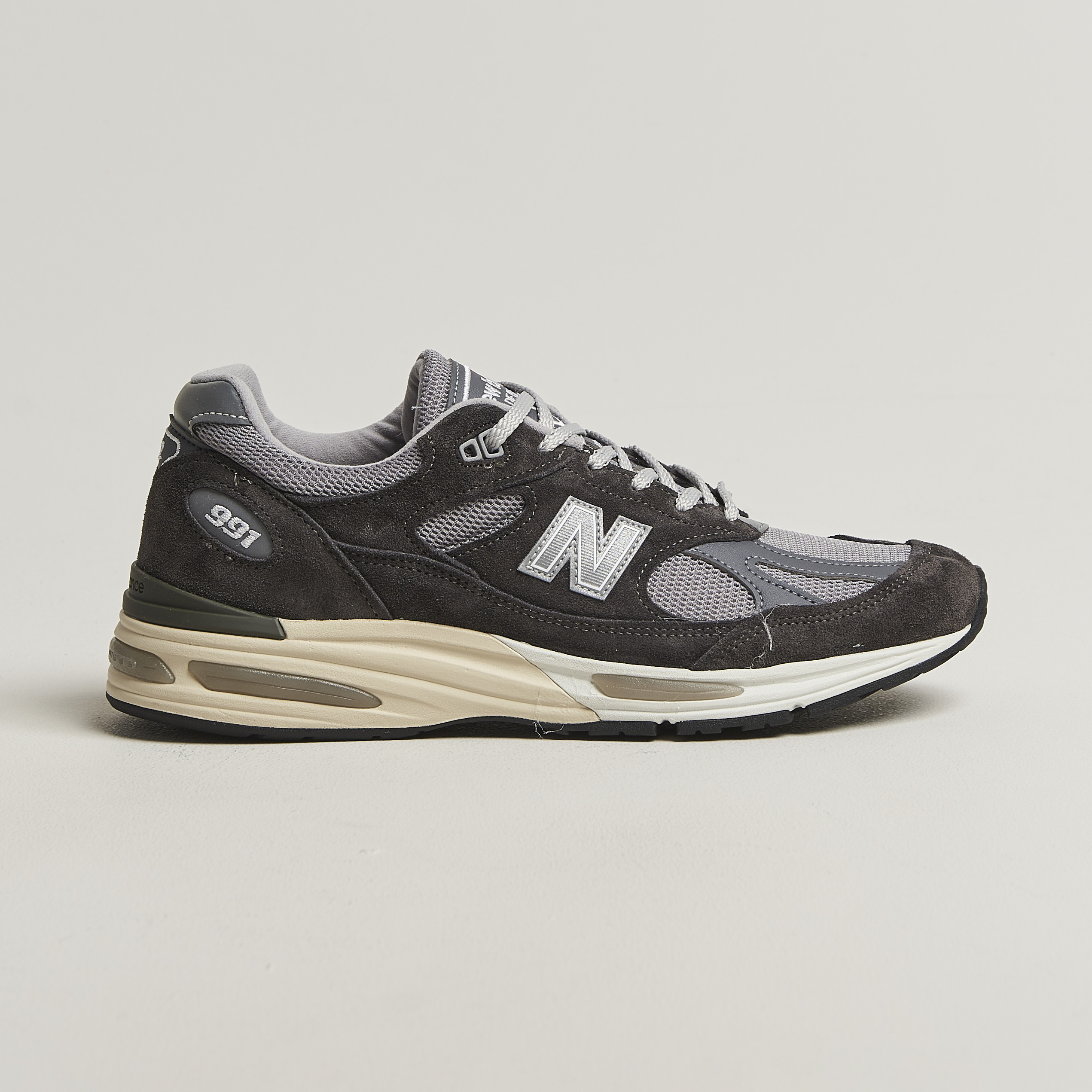 New Balance Made In UK 991v2 Dark Grey hos CareOfCarl.no
