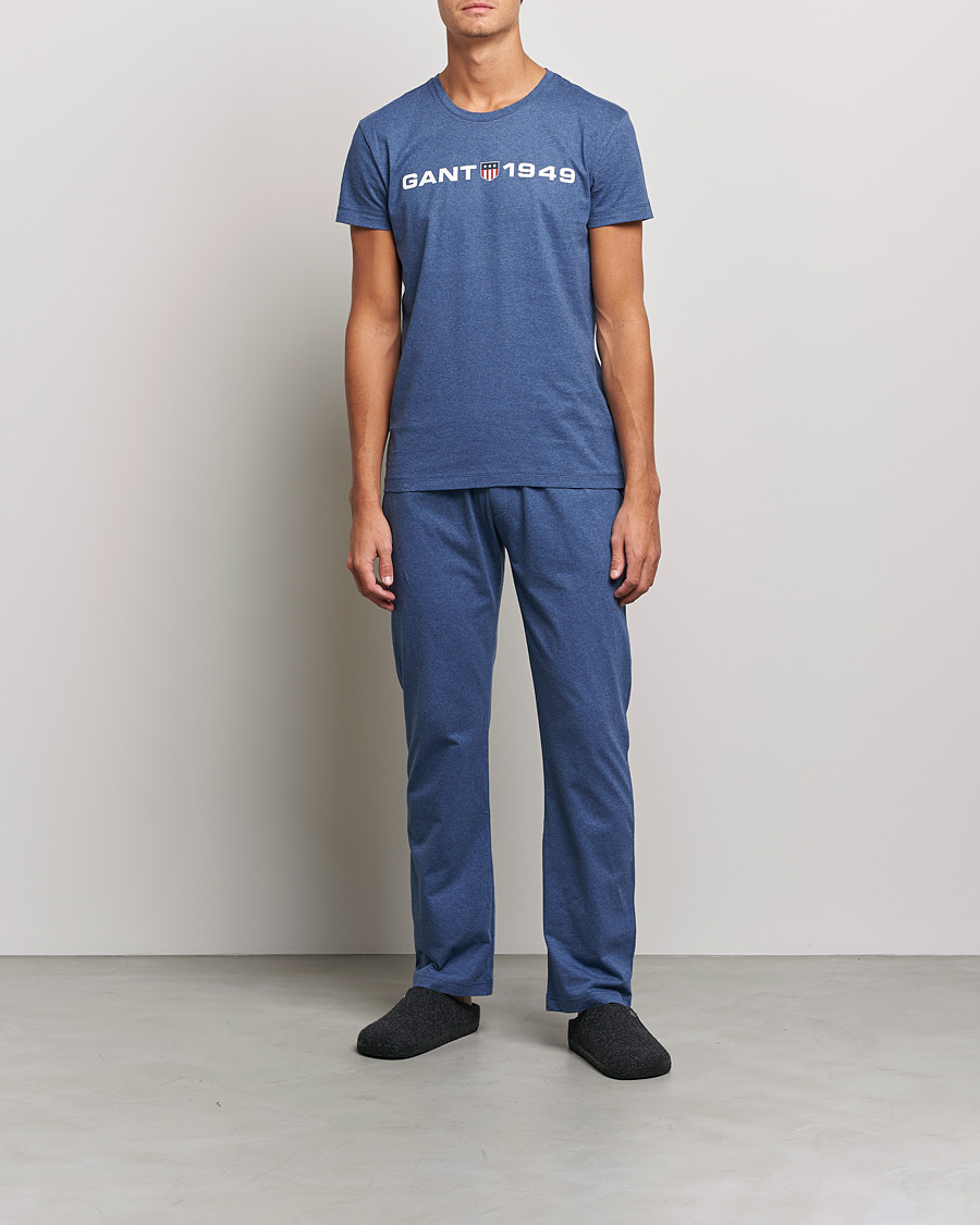 GANT Retro Shield Crew Neck T-Shirt Marine Melange hos CareOfCarl.no