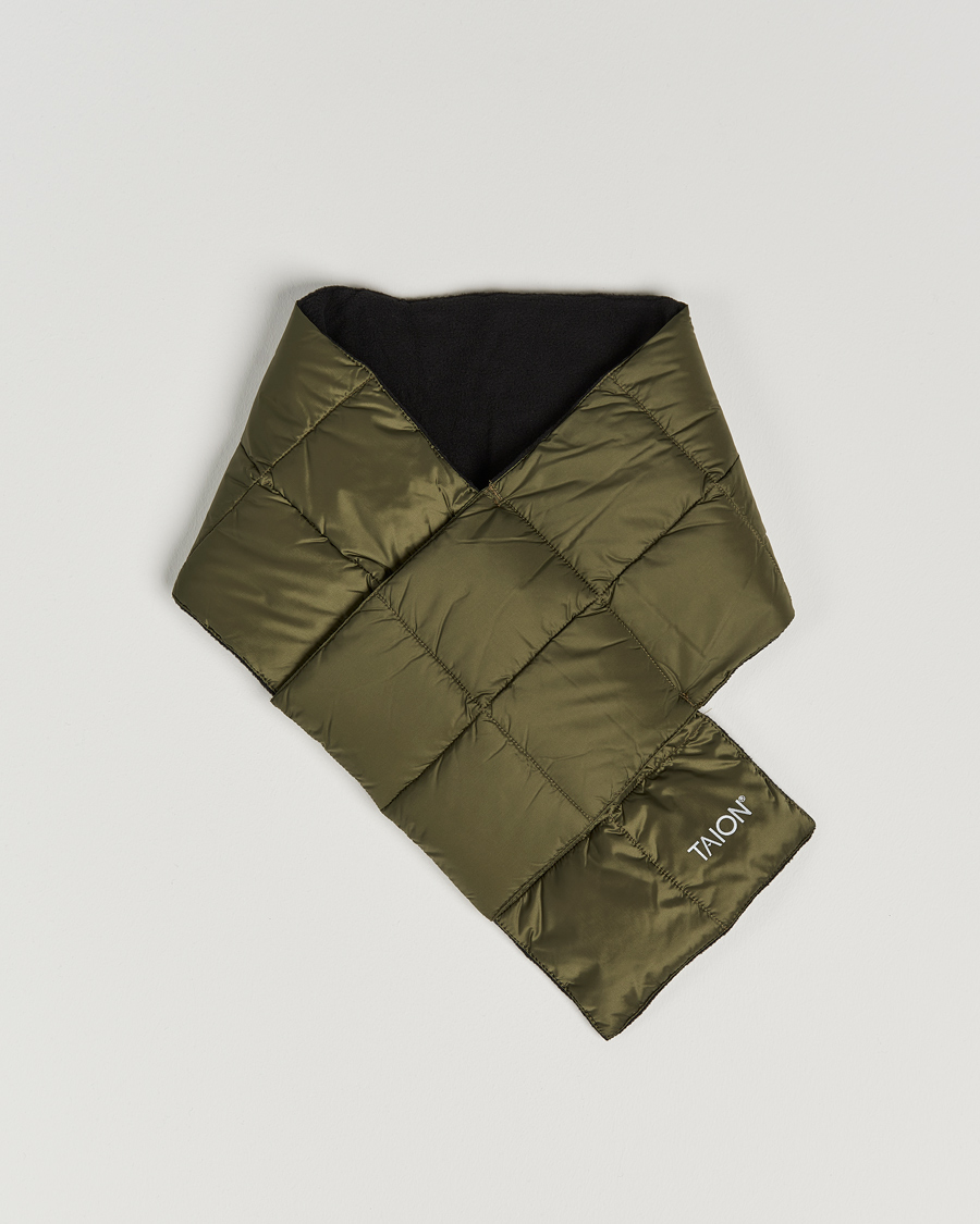 TAION Basic Down Scarf Dark Olive hos CareOfCarl.no