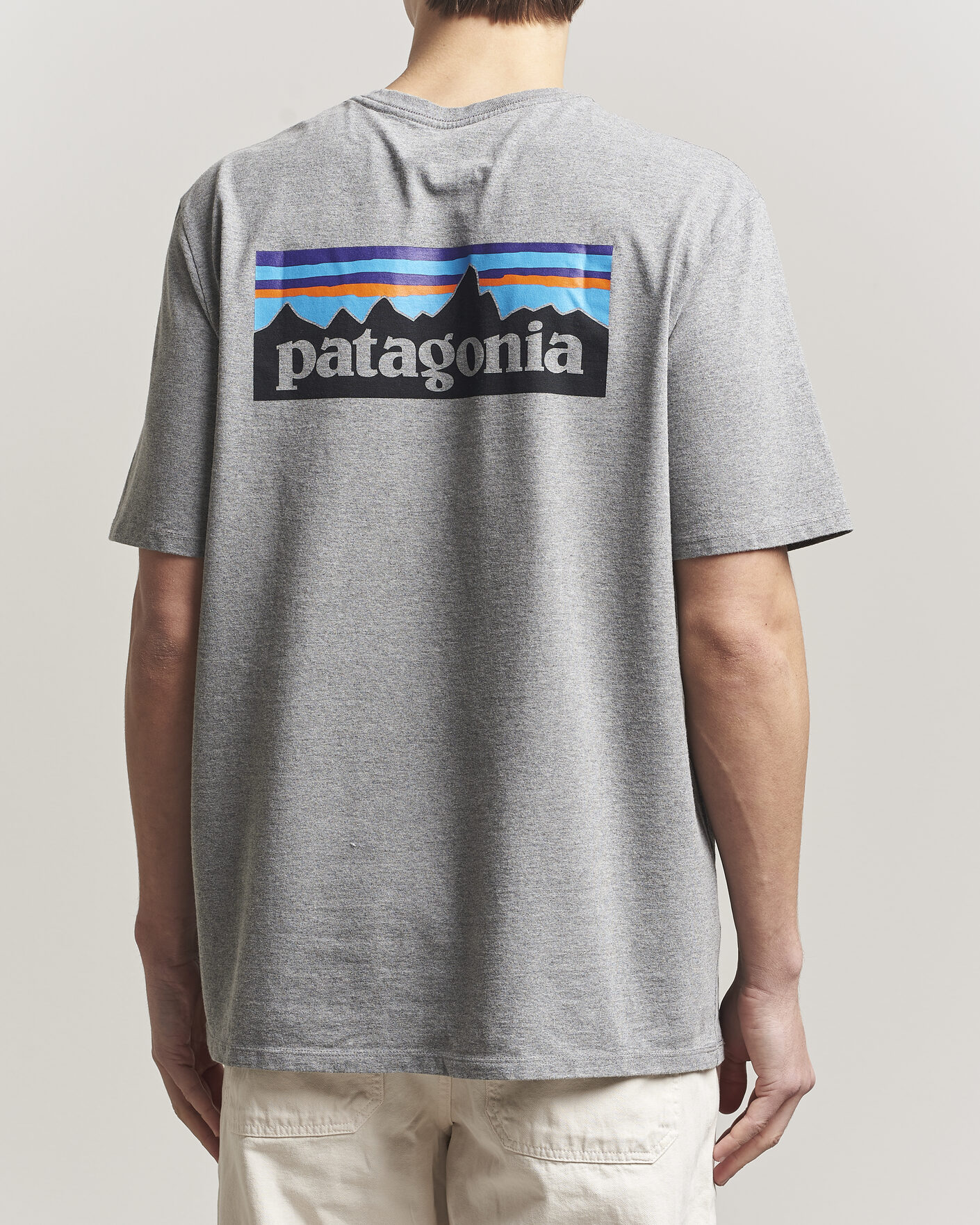 Patagonia P-6 Logo T-Shirt Gravel Heather hos CareOfCarl.no
